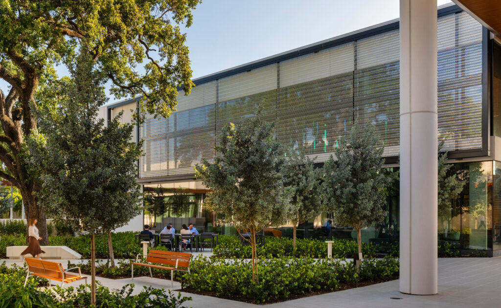 Design Trends 2025: Wire Mesh for Facades Banker Wire