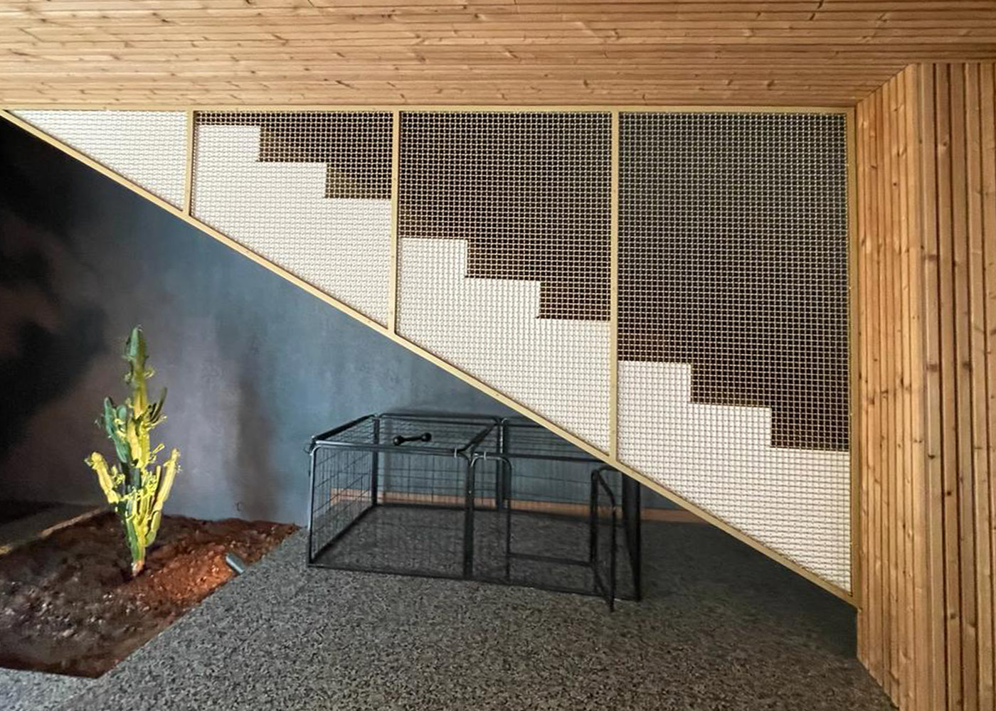 Banker Woven Wire Mesh Staircase Space Divider Banker Wire